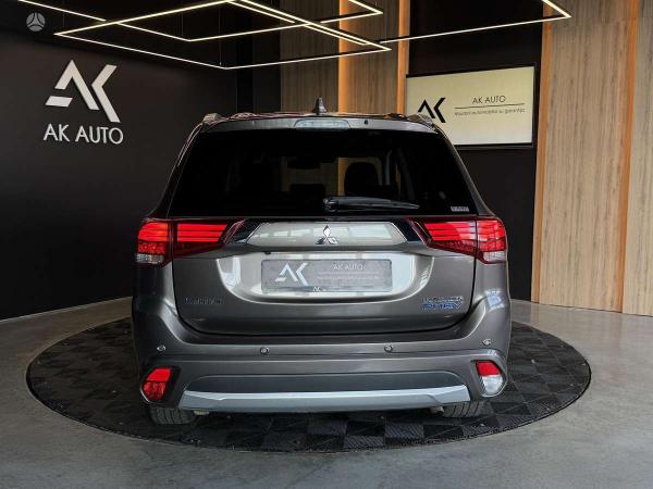 Brown Mitsubishi Outlander 2018 in Kaunas, with an engine capacity of 2.00 L and mileage of 150 thousand km for 14990 €, photo 10 on AUTOMOTO.COM.LV