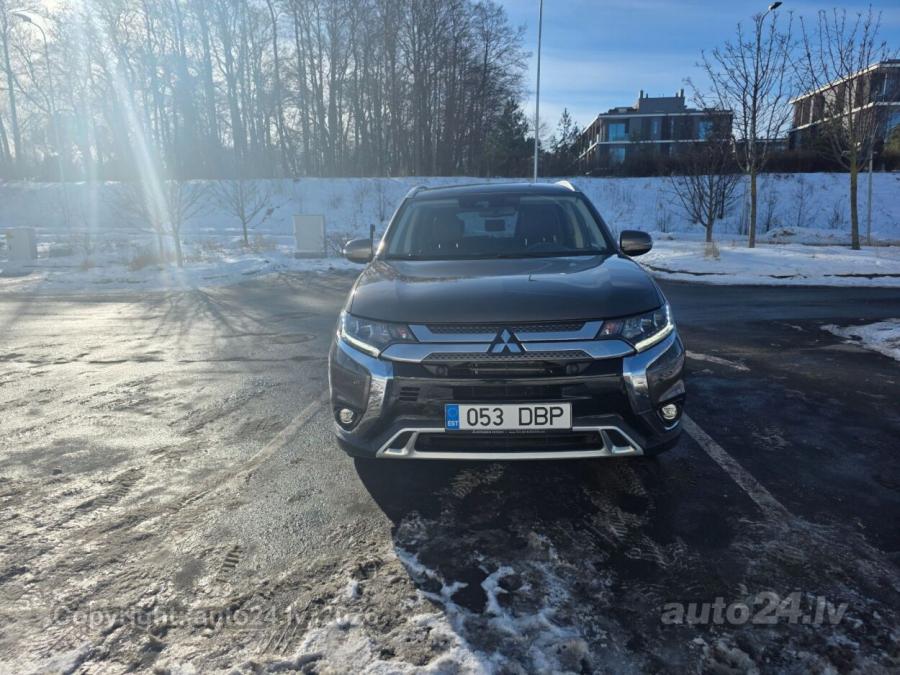 Brown Mitsubishi Outlander 2019 in Tallinn, with an engine capacity of 2.00 L and mileage of 130 thousand km for 15200 €, photo 3 on AUTOMOTO.COM.LV