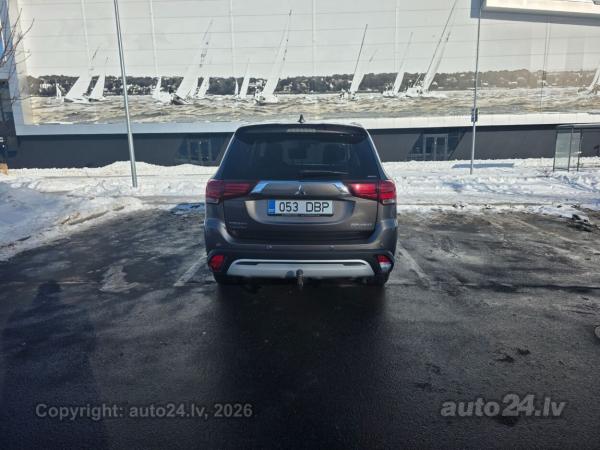 Brūns Mitsubishi Outlander 2019 Tallina, ar dzinēja tilpumu 2.00 L un nobraukumu 130 tūkst. km par 15200 €, foto 4 vietnē AUTOMOTO.COM.LV
