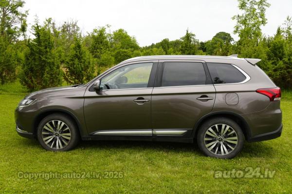 Brūns Mitsubishi Outlander 2019 Tallina, ar dzinēja tilpumu 2.00 L un nobraukumu 153 tūkst. km par 18000 €, foto 1 vietnē AUTOMOTO.COM.LV