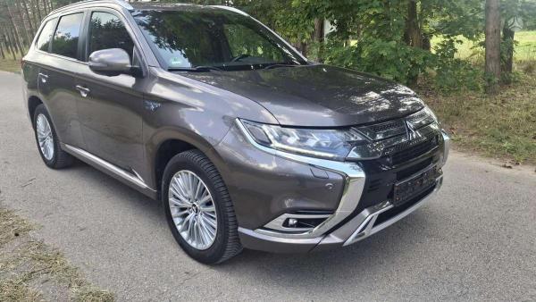 Brown Mitsubishi Outlander 2019 in Vilnius, with an engine capacity of 2.36 L and mileage of 80 thousand km for 16450 €, photo 4 on AUTOMOTO.COM.LV