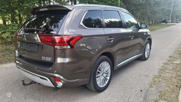 Brown Mitsubishi Outlander 2019 in Vilnius, with an engine capacity of 2.36 L and mileage of 80 thousand km for 16450 €, photo 6 on AUTOMOTO.COM.LV