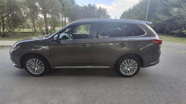 Brown Mitsubishi Outlander 2019 in Vilnius, with an engine capacity of 2.36 L and mileage of 80 thousand km for 16450 €, photo 9 on AUTOMOTO.COM.LV