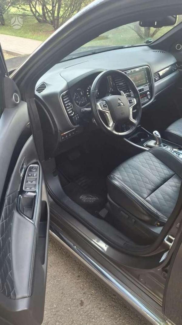 Brown Mitsubishi Outlander 2019 in Vilnius, with an engine capacity of 2.36 L and mileage of 80 thousand km for 16450 €, photo 10 on AUTOMOTO.COM.LV