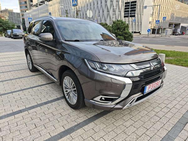 Mitsubishi Outlander 2020 Viļņa vietnē Brūns Mitsubishi Outlander 2020 Viļņa, ar dzinēja tilpumu 2.36 L un nobraukumu 112 tūkst. km par 17250 €, foto 1 vietnē AUTOMOTO.COM.LV
