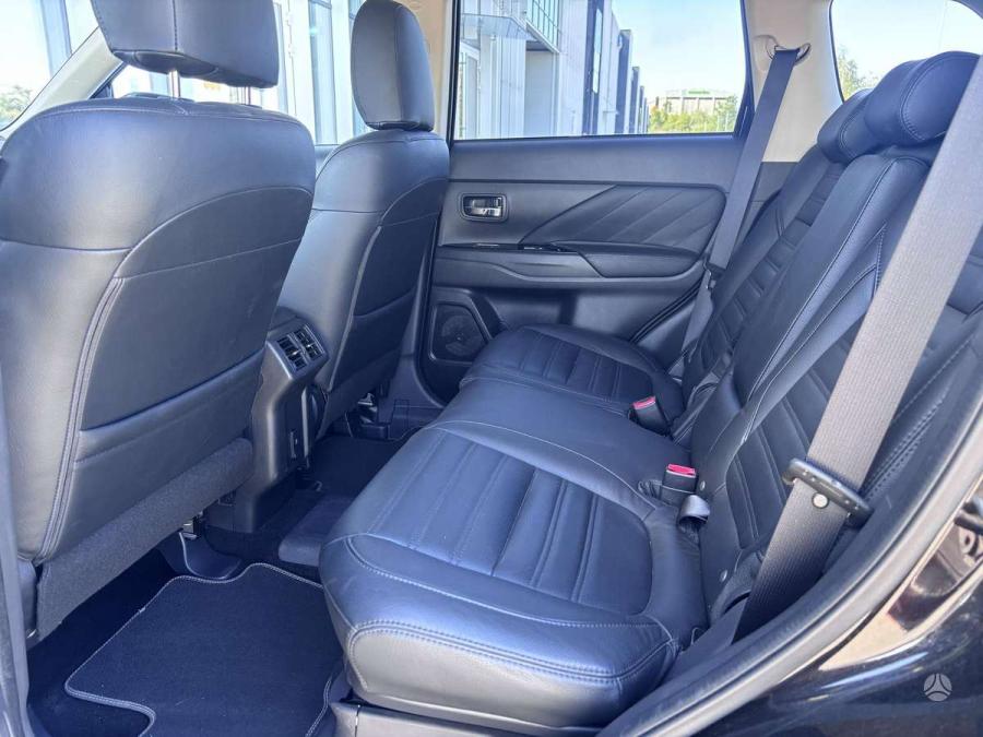 Brown Mitsubishi Outlander 2021 in Vilnius, with an engine capacity of 2.36 L and mileage of 191 thousand km for 17500 €, photo 14 on AUTOMOTO.COM.LV