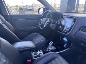 Brown Mitsubishi Outlander 2021 in Vilnius, with an engine capacity of 2.36 L and mileage of 191 thousand km for 17500 €, photo 17 on AUTOMOTO.COM.LV