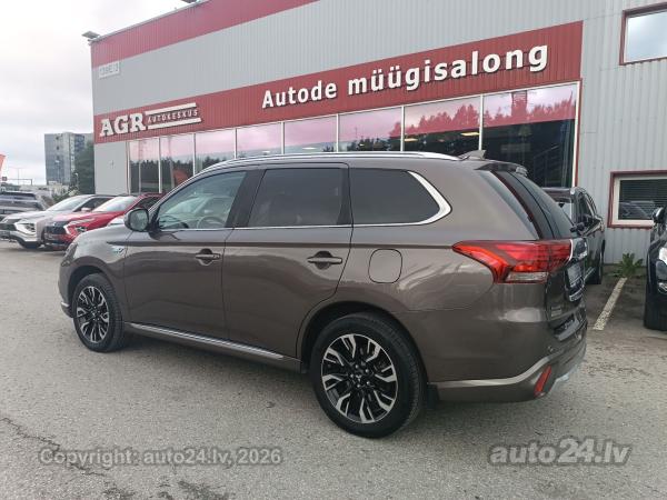Brown Mitsubishi Outlander 2017 in Tallinn, with an engine capacity of 2.00 L and mileage of 197 thousand km for 14990 €, photo 3 on AUTOMOTO.COM.LV