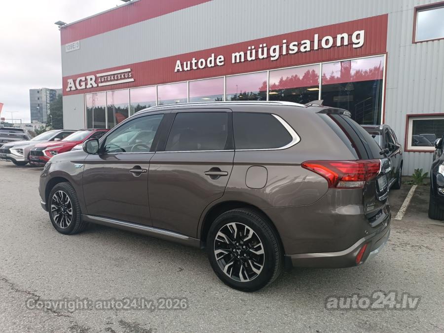 Brūns Mitsubishi Outlander 2017 Tallina, ar dzinēja tilpumu 2.00 L un nobraukumu 197 tūkst. km par 14990 €, foto 3 vietnē AUTOMOTO.COM.LV