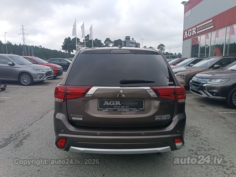 Brūns Mitsubishi Outlander 2017 Tallina, ar dzinēja tilpumu 2.00 L un nobraukumu 197 tūkst. km par 14990 €, foto 5 vietnē AUTOMOTO.COM.LV