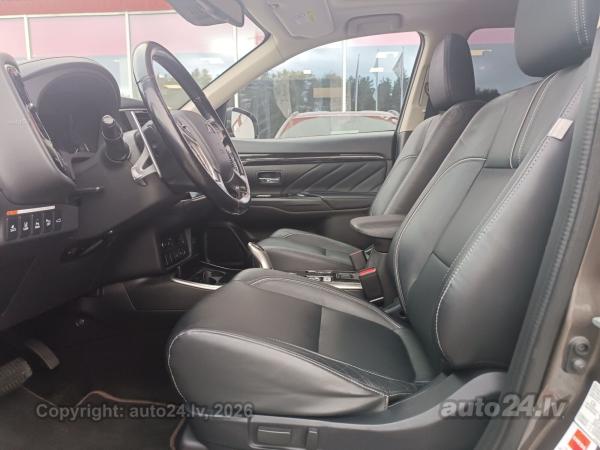Brown Mitsubishi Outlander 2017 in Tallinn, with an engine capacity of 2.00 L and mileage of 197 thousand km for 14990 €, photo 8 on AUTOMOTO.COM.LV