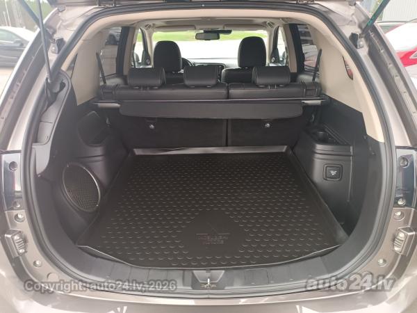 Brown Mitsubishi Outlander 2017 in Tallinn, with an engine capacity of 2.00 L and mileage of 197 thousand km for 14990 €, photo 11 on AUTOMOTO.COM.LV