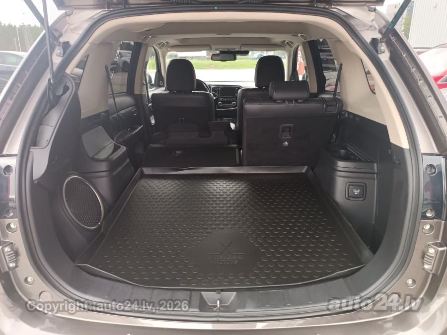 Brūns Mitsubishi Outlander 2017 Tallina, ar dzinēja tilpumu 2.00 L un nobraukumu 197 tūkst. km par 14990 €, foto 12 vietnē AUTOMOTO.COM.LV