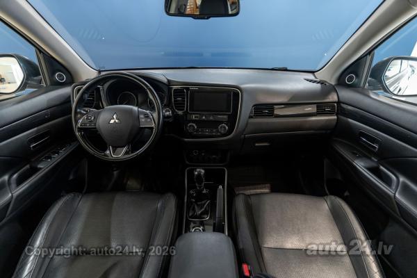 Mitsubishi Outlander 2018 in Tallinn on AUTOMOTO.COM.LV Brown Mitsubishi Outlander 2018 in Tallinn, with an engine capacity of 2.30 L and mileage of 183 thousand km for 13990 €, photo 8 on AUTOMOTO.COM.LV