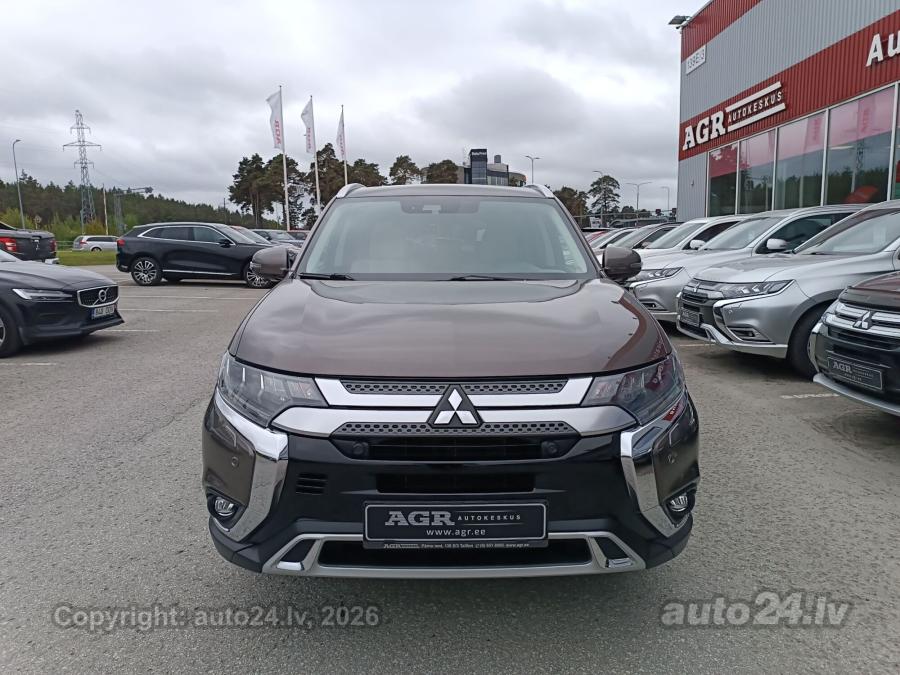 Brown Mitsubishi Outlander 2019 in Tallinn, with an engine capacity of 2.00 L and mileage of 151 thousand km for 15990 €, photo 4 on AUTOMOTO.COM.LV