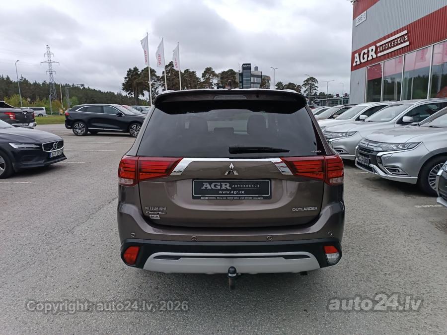 Brown Mitsubishi Outlander 2019 in Tallinn, with an engine capacity of 2.00 L and mileage of 151 thousand km for 15990 €, photo 5 on AUTOMOTO.COM.LV