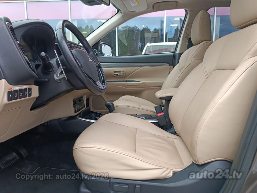 Brown Mitsubishi Outlander 2019 in Tallinn, with an engine capacity of 2.00 L and mileage of 151 thousand km for 15990 €, photo 8 on AUTOMOTO.COM.LV