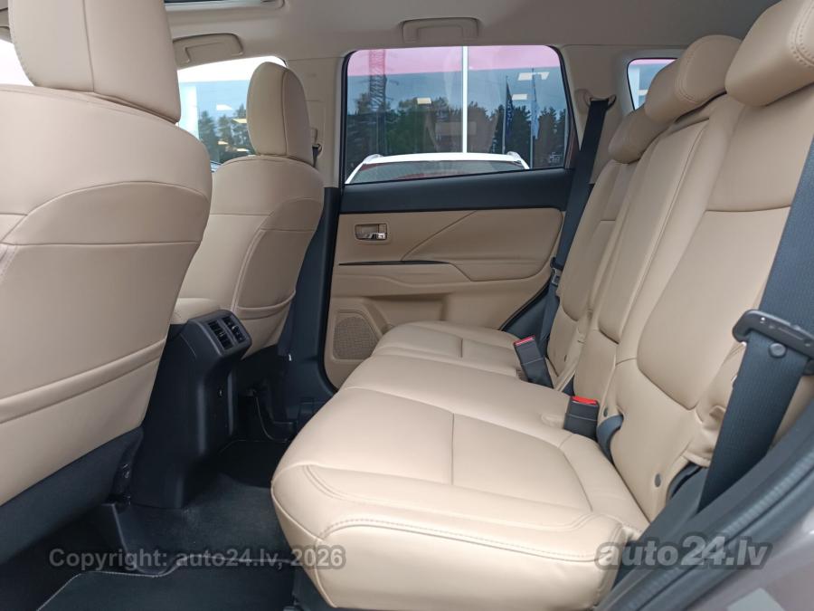 Brown Mitsubishi Outlander 2019 in Tallinn, with an engine capacity of 2.00 L and mileage of 151 thousand km for 15990 €, photo 9 on AUTOMOTO.COM.LV