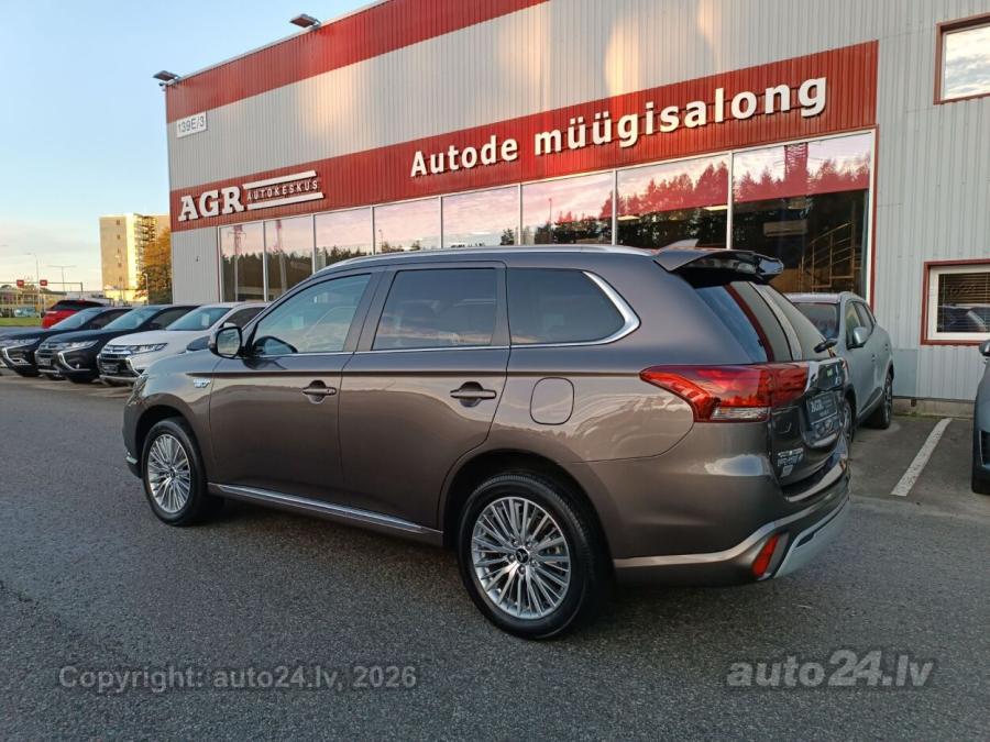 Brown Mitsubishi Outlander 2020 in Tallinn, with an engine capacity of 2.40 L and mileage of 61 thousand km for 21900 €, photo 2 on AUTOMOTO.COM.LV