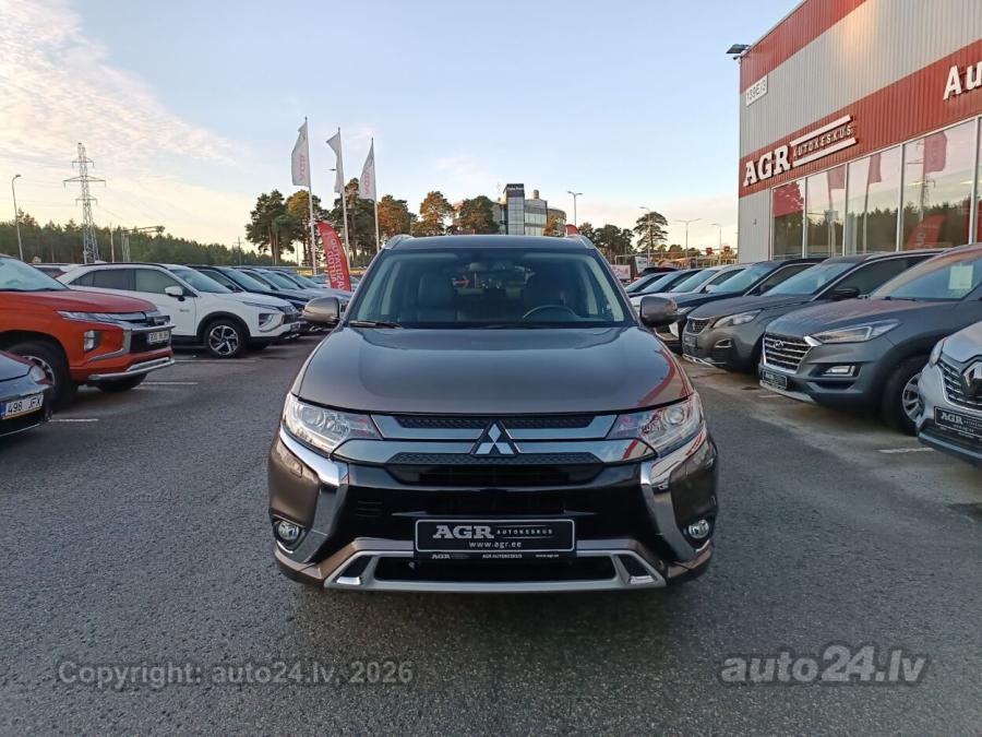 Brown Mitsubishi Outlander 2020 in Tallinn, with an engine capacity of 2.40 L and mileage of 61 thousand km for 21900 €, photo 3 on AUTOMOTO.COM.LV