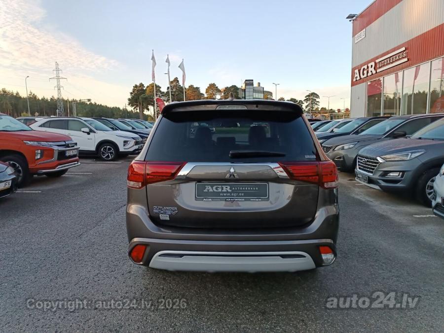 Brown Mitsubishi Outlander 2020 in Tallinn, with an engine capacity of 2.40 L and mileage of 61 thousand km for 21900 €, photo 4 on AUTOMOTO.COM.LV