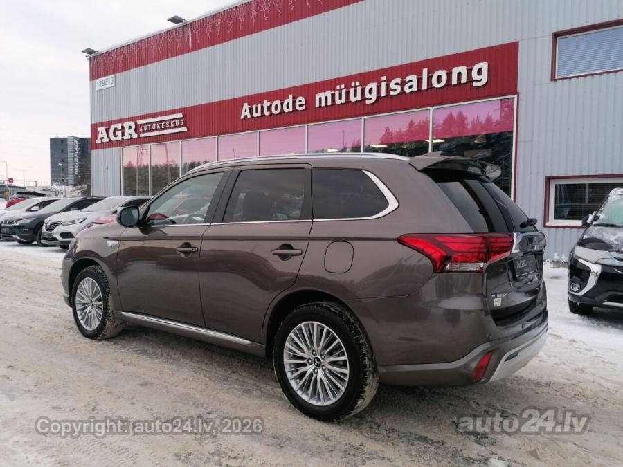 Brown Mitsubishi Outlander 2021 in Tallinn, with an engine capacity of 2.40 L and mileage of 83 thousand km for 26900 €, photo 2 on AUTOMOTO.COM.LV