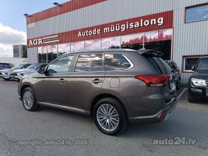 Brown Mitsubishi Outlander 2021 in Tallinn, with an engine capacity of 2.40 L and mileage of 69 thousand km for 21890 €, photo 3 on AUTOMOTO.COM.LV