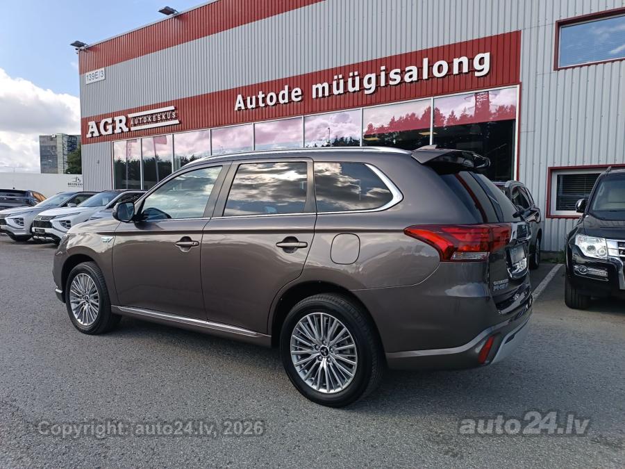 Brown Mitsubishi Outlander 2021 in Tallinn, with an engine capacity of 2.40 L and mileage of 69 thousand km for 21890 €, photo 3 on AUTOMOTO.COM.LV