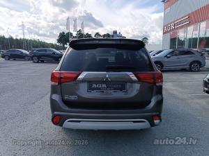 Brown Mitsubishi Outlander 2021 in Tallinn, with an engine capacity of 2.40 L and mileage of 69 thousand km for 21890 €, photo 5 on AUTOMOTO.COM.LV