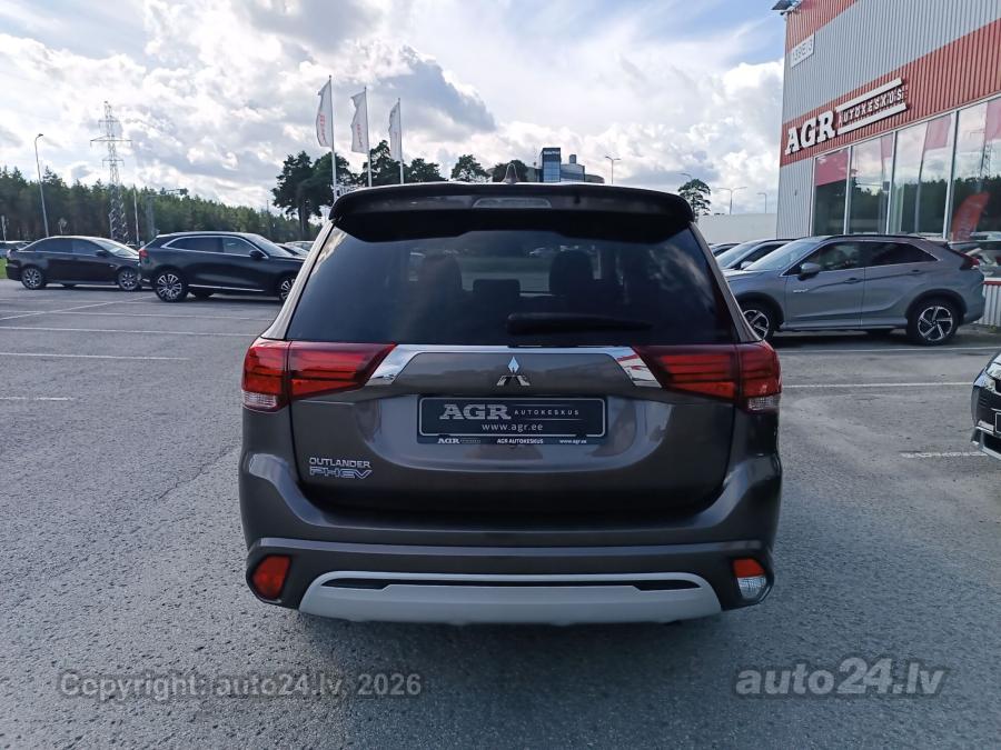 Brown Mitsubishi Outlander 2021 in Tallinn, with an engine capacity of 2.40 L and mileage of 69 thousand km for 21890 €, photo 5 on AUTOMOTO.COM.LV
