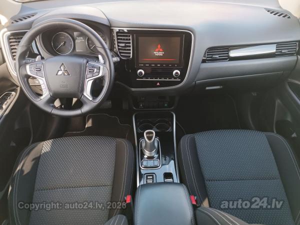 Brown Mitsubishi Outlander 2021 in Tallinn, with an engine capacity of 2.40 L and mileage of 69 thousand km for 21890 €, photo 5 on AUTOMOTO.COM.LV