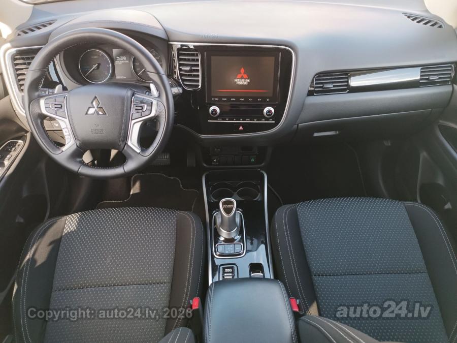 Brown Mitsubishi Outlander 2021 in Tallinn, with an engine capacity of 2.40 L and mileage of 69 thousand km for 21890 €, photo 6 on AUTOMOTO.COM.LV