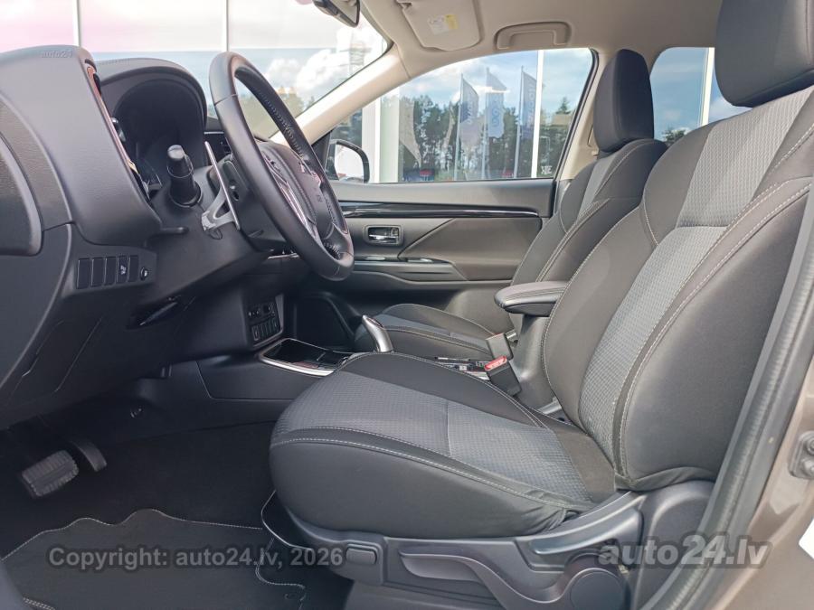 Brown Mitsubishi Outlander 2021 in Tallinn, with an engine capacity of 2.40 L and mileage of 69 thousand km for 21890 €, photo 8 on AUTOMOTO.COM.LV