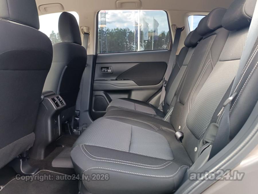 Brown Mitsubishi Outlander 2021 in Tallinn, with an engine capacity of 2.40 L and mileage of 69 thousand km for 21890 €, photo 9 on AUTOMOTO.COM.LV