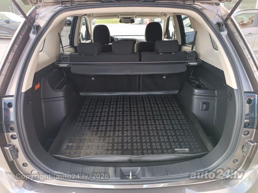 Brown Mitsubishi Outlander 2021 in Tallinn, with an engine capacity of 2.40 L and mileage of 69 thousand km for 21890 €, photo 10 on AUTOMOTO.COM.LV