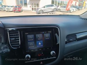 Brown Mitsubishi Outlander 2021 in Tallinn, with an engine capacity of 2.40 L and mileage of 69 thousand km for 21890 €, photo 14 on AUTOMOTO.COM.LV