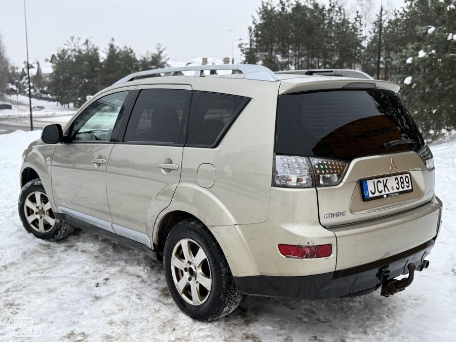 Mitsubishi Outlander 2009 in Vilnius, with an engine capacity of 2.00 L and mileage of 340 thousand km for 2950 €, photo 3 on AUTOMOTO.COM.LV