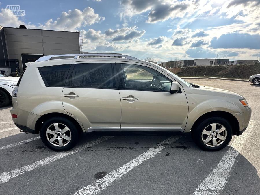 Mitsubishi Outlander 2009 in Vilnius, with an engine capacity of 2.00 L and mileage of 360 thousand km for 2499 €, photo 4 on AUTOMOTO.COM.LV