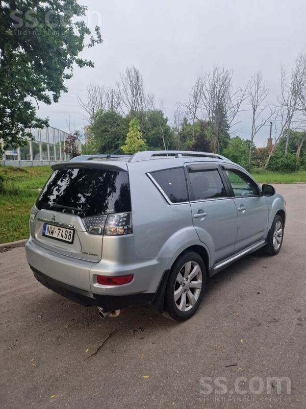 Mitsubishi Outlander 2010 in Riga, with an engine capacity of 2.40 L and mileage of 180 thousand km for 4250 €, photo 3 on AUTOMOTO.COM.LV