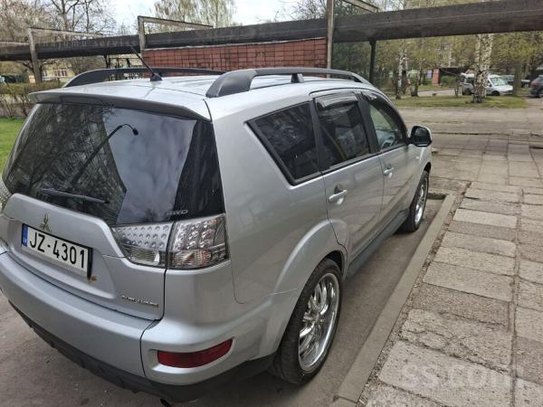 Mitsubishi Outlander 2010 in Riga, with an engine capacity of 2.40 L and mileage of 253 thousand km for 3350 €, photo 3 on AUTOMOTO.COM.LV