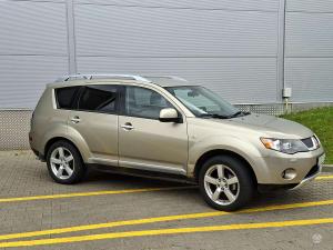Mitsubishi Outlander 2010 in Vilnius, with an engine capacity of 2.18 L and mileage of 185 thousand km for 2800 €, photo 3 on AUTOMOTO.COM.LV