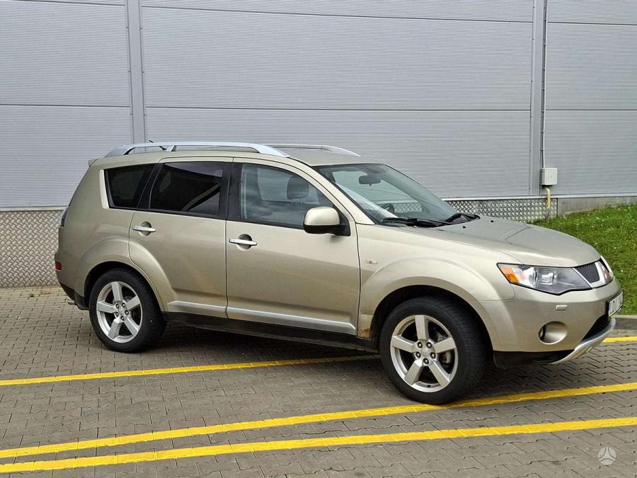 Mitsubishi Outlander 2010 in Vilnius, with an engine capacity of 2.18 L and mileage of 185 thousand km for 2800 €, photo 3 on AUTOMOTO.COM.LV
