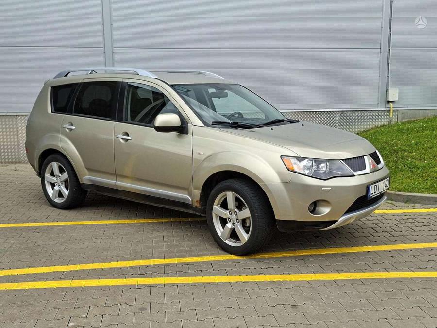 Mitsubishi Outlander 2010 in Vilnius, with an engine capacity of 2.18 L and mileage of 185 thousand km for 2800 €, photo 4 on AUTOMOTO.COM.LV