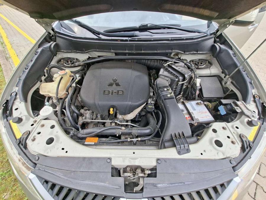 Mitsubishi Outlander 2010 in Vilnius, with an engine capacity of 2.18 L and mileage of 185 thousand km for 2800 €, photo 8 on AUTOMOTO.COM.LV
