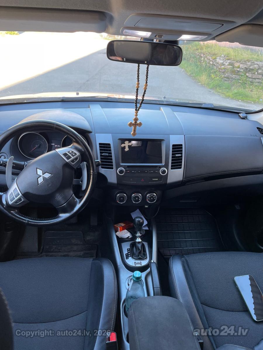 Mitsubishi Outlander 2011 Tallina, ar dzinēja tilpumu 2.20 L un nobraukumu 300 tūkst. km par 4500 €, foto 7 vietnē AUTOMOTO.COM.LV