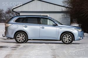 Mitsubishi Outlander 2013 in Tukums, with an engine capacity of 2.00 L and mileage of 0 thousand km for 8990 €, photo 3 on AUTOMOTO.COM.LV