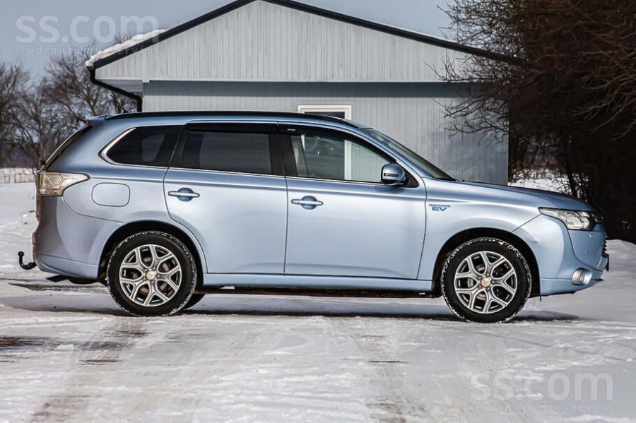 Mitsubishi Outlander 2013 in Tukums, with an engine capacity of 2.00 L and mileage of 0 thousand km for 8990 €, photo 3 on AUTOMOTO.COM.LV