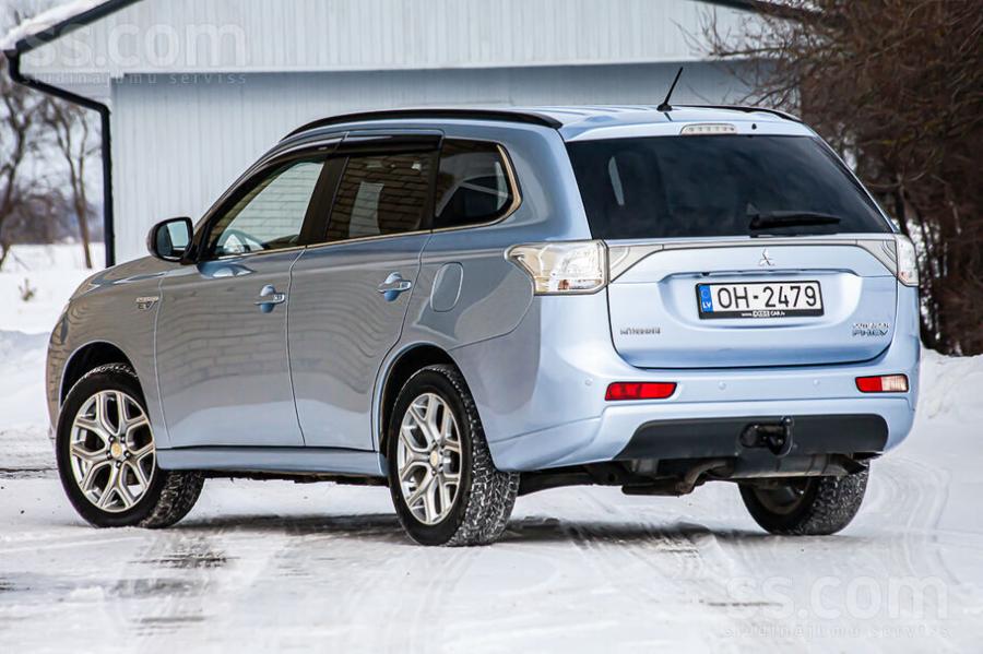 Mitsubishi Outlander 2013 in Tukums, with an engine capacity of 2.00 L and mileage of 0 thousand km for 8990 €, photo 4 on AUTOMOTO.COM.LV