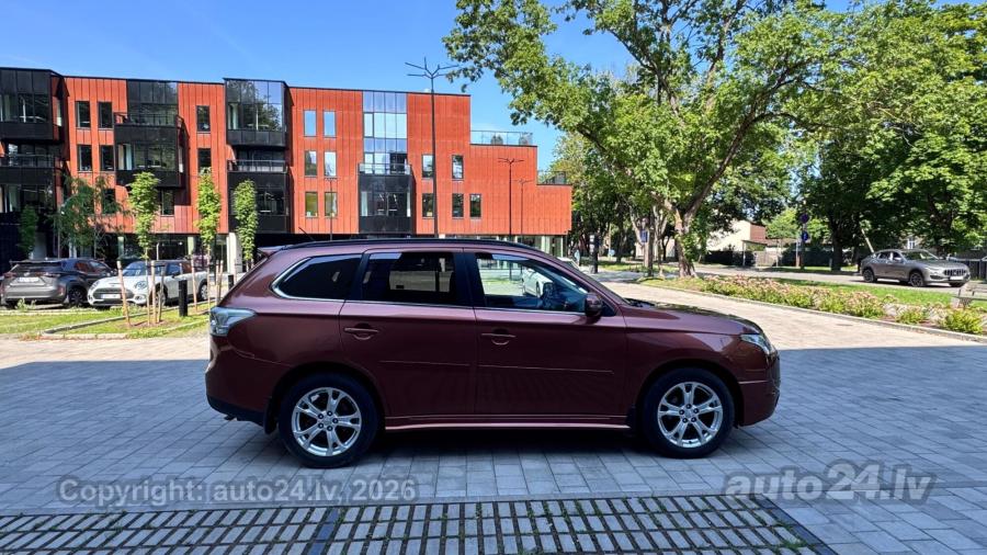 Mitsubishi Outlander 2013 Tallina, ar dzinēja tilpumu 2.00 L un nobraukumu 162 tūkst. km par 9990 €, foto 4 vietnē AUTOMOTO.COM.LV