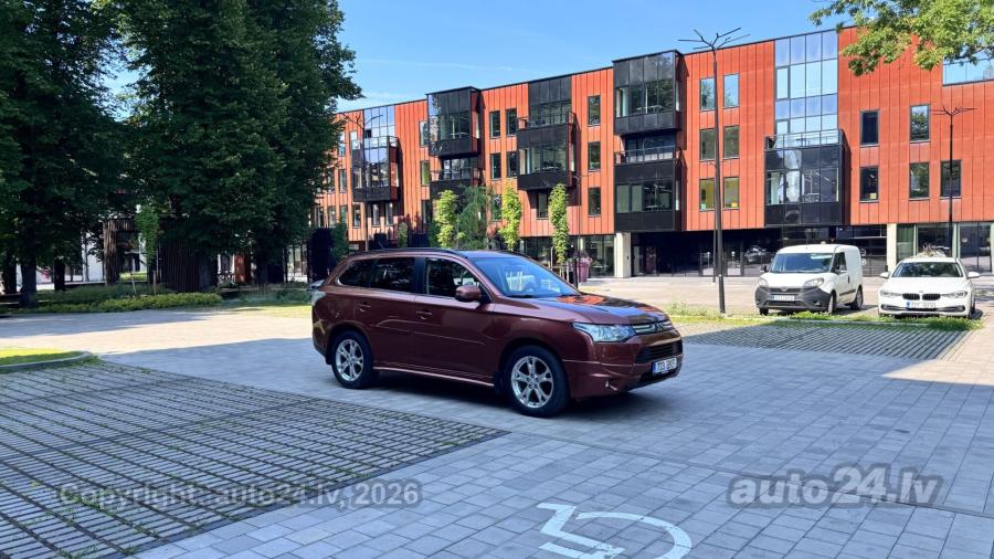 Mitsubishi Outlander 2013 Tallina, ar dzinēja tilpumu 2.00 L un nobraukumu 162 tūkst. km par 9990 €, foto 7 vietnē AUTOMOTO.COM.LV